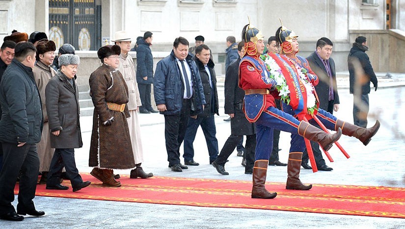 Монгол төрийн тамганы хөшөөнд цэцэг өргөв