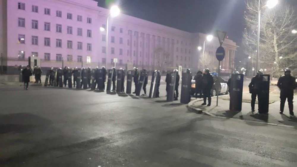 Хуурай өлсгөлөн зарласан иргэдийг авч явжээ