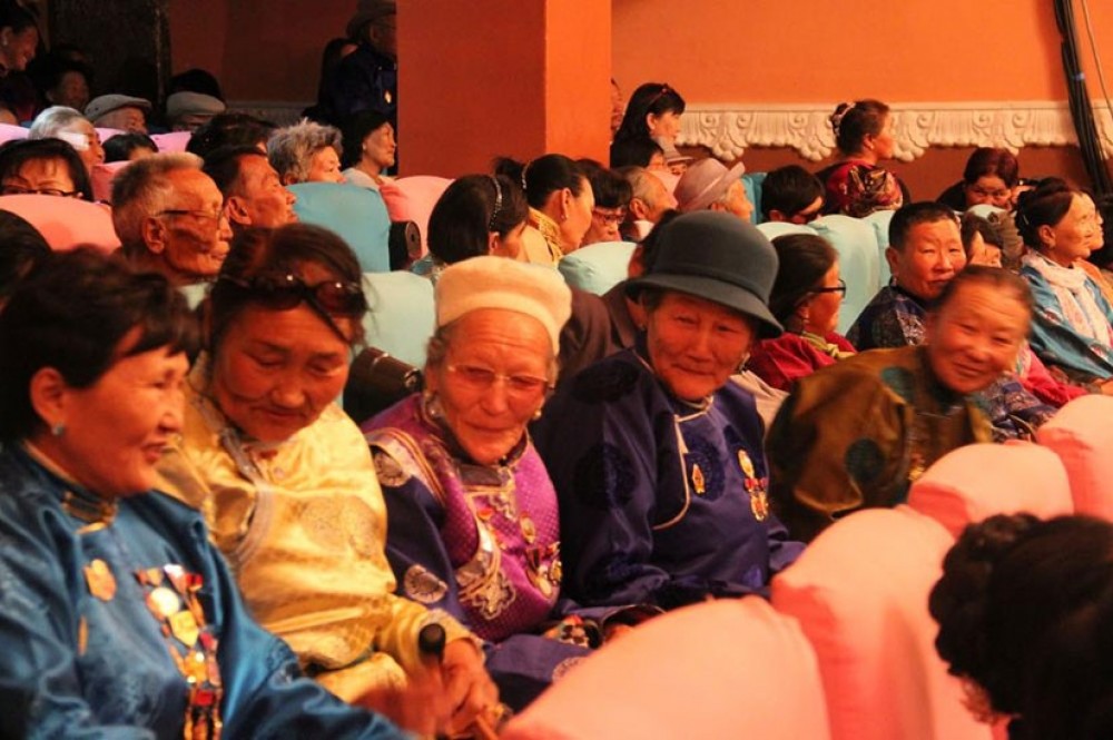 Дүүргийнхээ ахмадуудад хүндэтгэл үзүүллээ