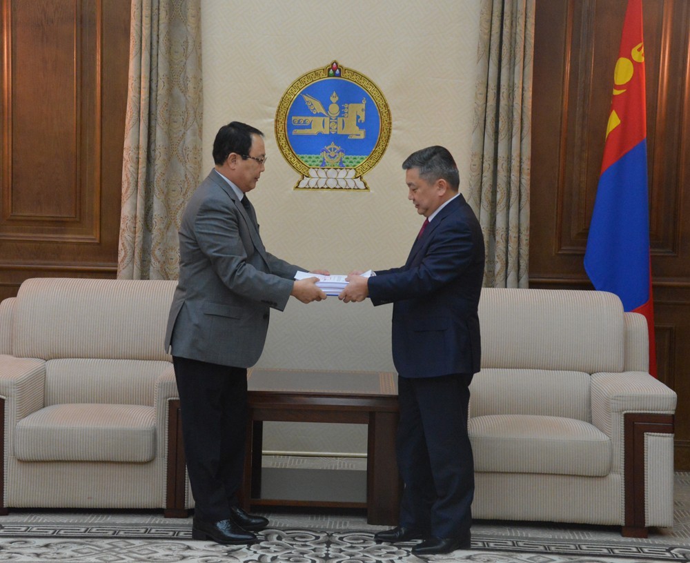 Нийтээр тэмдэглэх өдрүүдэд согтууруулах ундаа хэрэглэхийг хориглох хуулийн төсөл өргөн барив