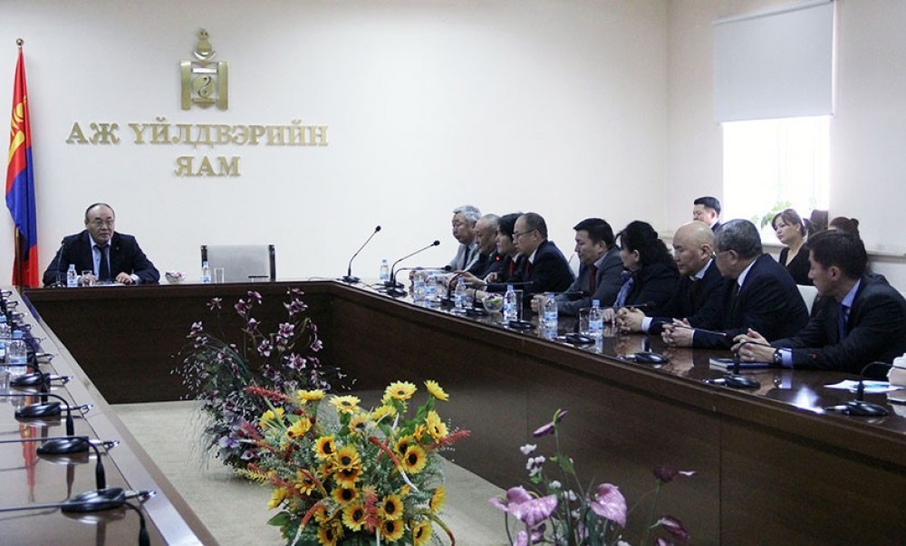 Төрөөс аж үйлдвэрийн талаар баримтлах бодлогын тухай хэлэлцүүлэг зохион