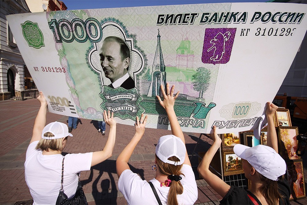 Путин, Сталины хөрөгтэй мөнгөн дэвсгэрт гаргах санал тавилаа