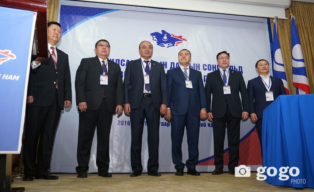 АН ын даргад нэр дэвшигчийн үнэмлэхээ гардлаа