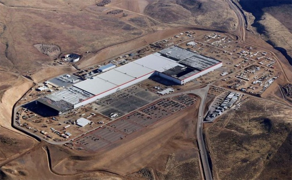 Теслагийн Gigafactory-д Model 3-ын батарейг үйлдвэрлэж эхэллээ