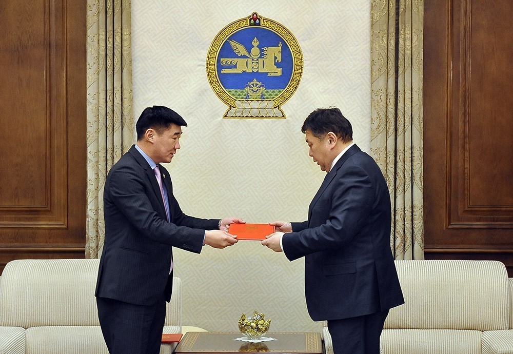 Хуулийн төслүүдийг өргөн мэдүүллээ