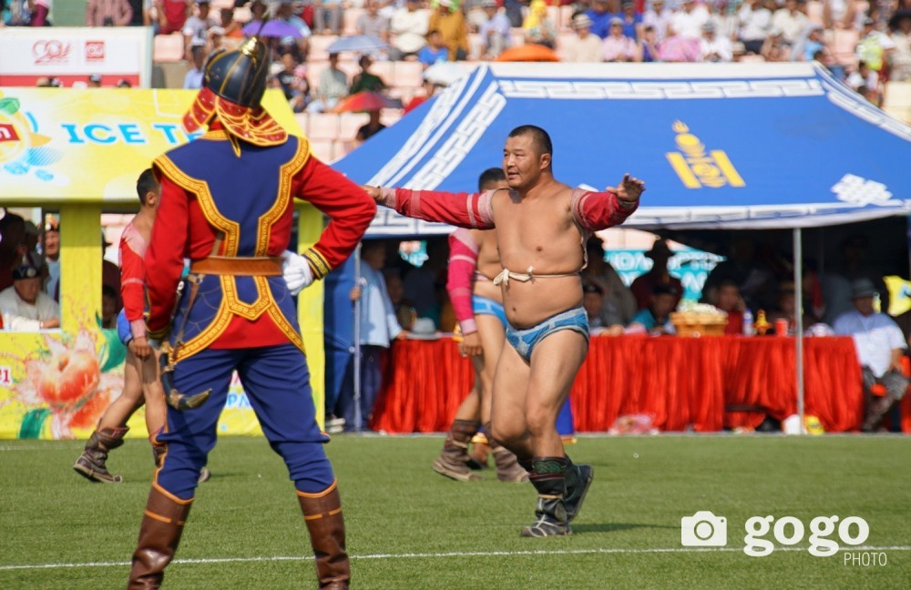 Б Баатарцолын барилдах эрхийг нэг жилээр хасч Б Ганзоригийн цолыг хураав