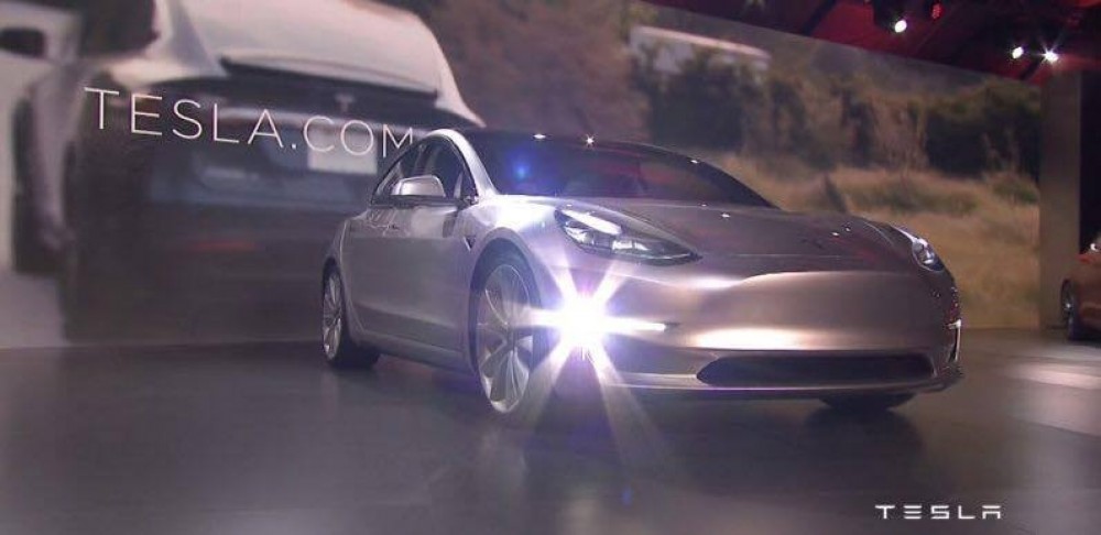 Tesla эхний 30 Model 3 загварыг эздэд нь хүлээлгэн өглөө