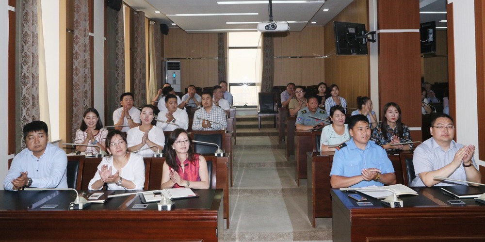 Сүхбаатар дүүрэг шагналын мөнгөө ОБЕГ т хандивлалаа