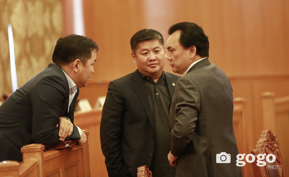 Б Наранхүү Ах нь зээлийг нь төлөөд өгье нэмээд надаас 2 тэрбум төгрөг хүүгүй зээл гэж би