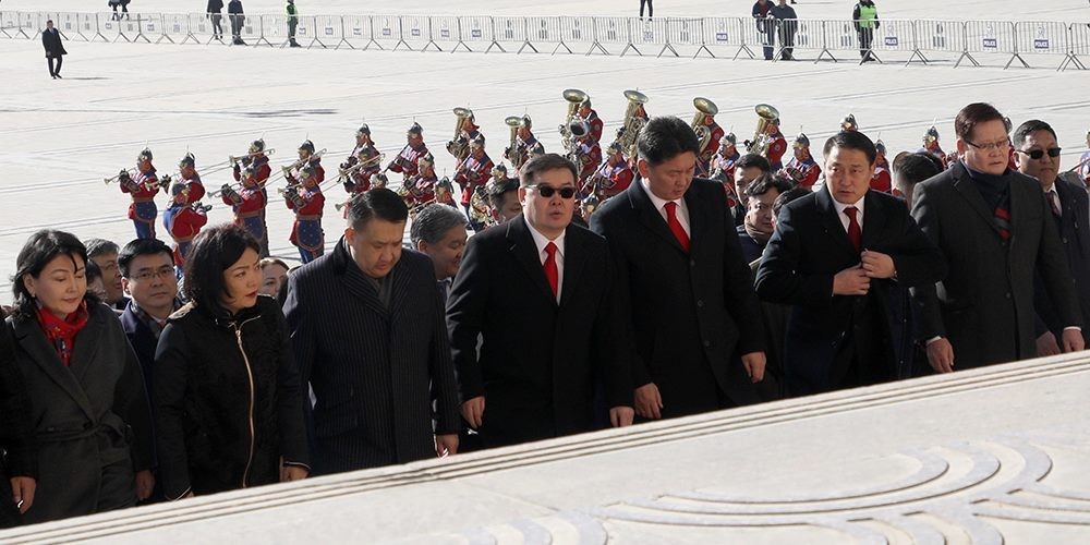 Жанжин Д Сүхбаатарын хөшөөнд цэцэг өргөж Их Эзэн Чингисийн хөшөөнд хүндэтгэл үзүүллээ