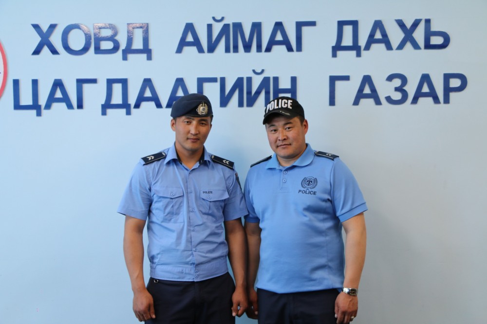 Цагдаагийн алба хаагчид угаартсан таван хүүхдийг аварчээ