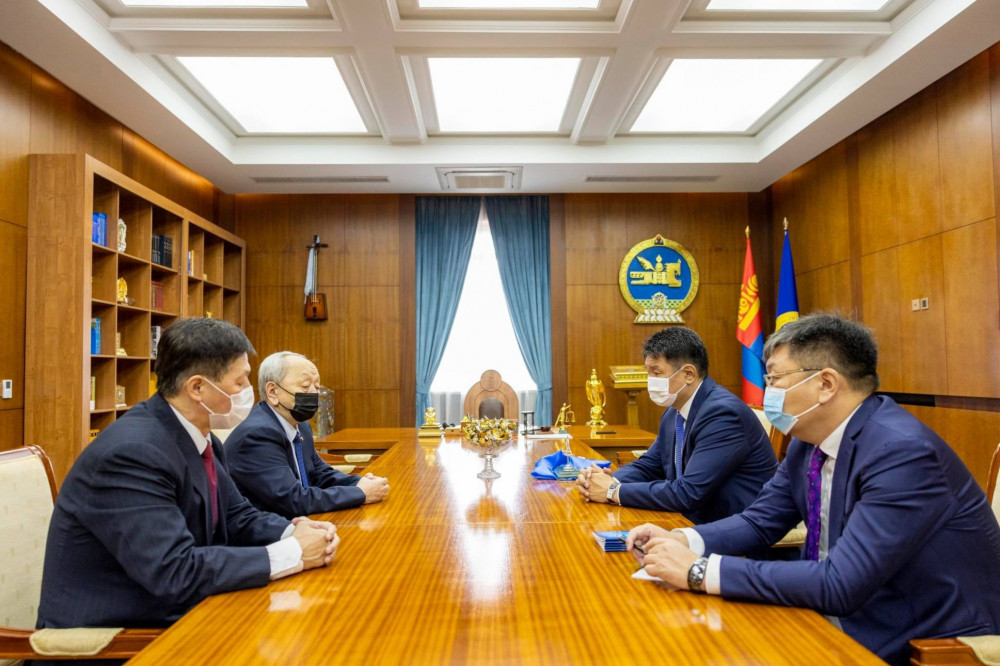 Ерөнхийлөгч У Хүрэлсүхэд Үндсэн хуулийн цэцийн дарга Н Чинбат бараалхлаа