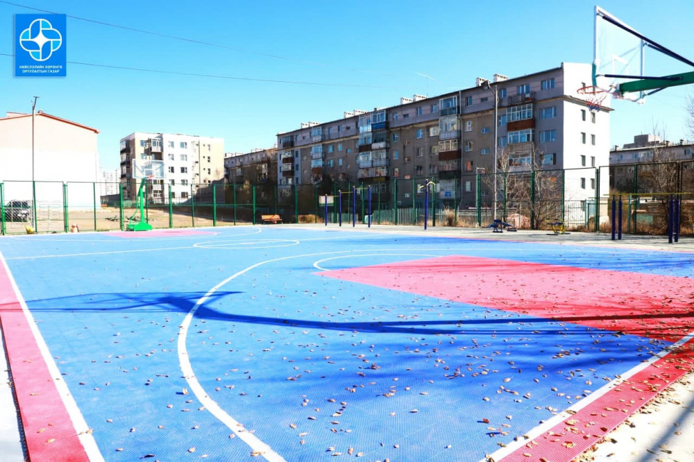 97 дугаар сургуулийн спортын талбайг тохижуулж байна