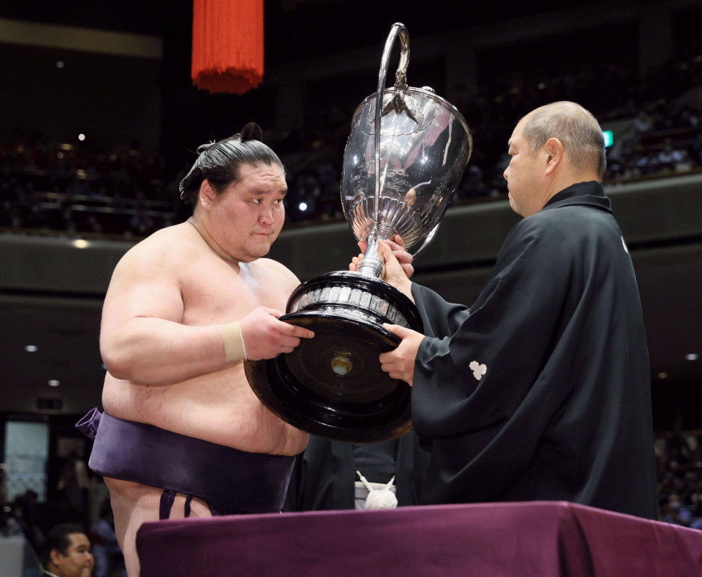 Тэрүнофүжи Г Ган Эрдэнэ Эзэн хааны цомыг долоо дахь удаа өргөлөө