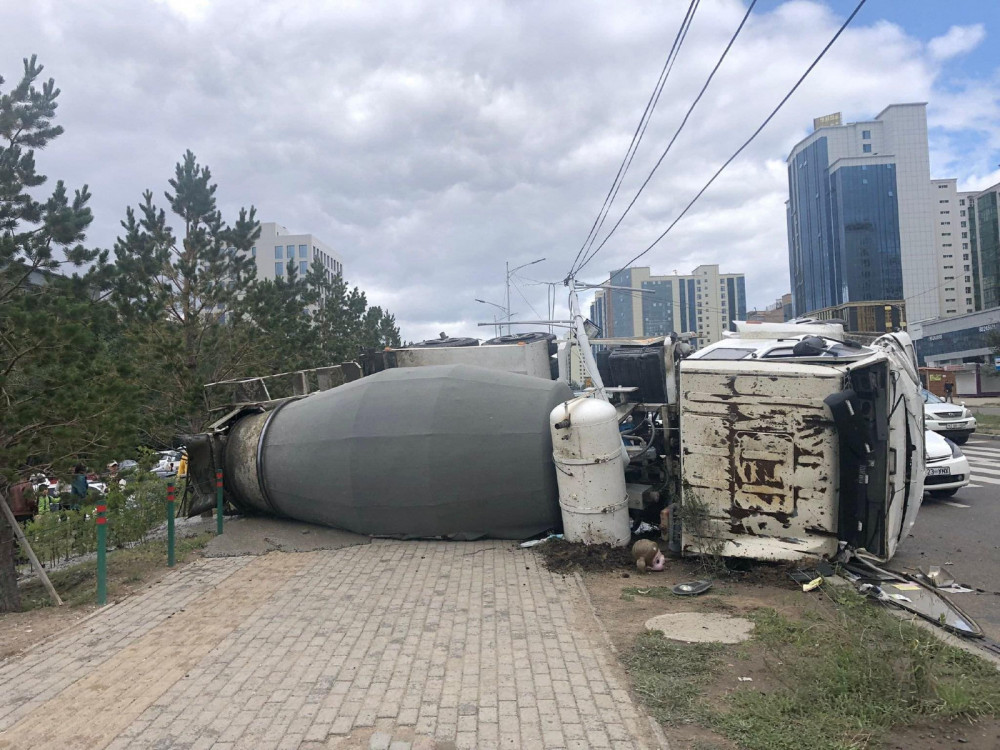 Гурван автомашин мөргөлдөж явган зорчигч гэмтсэн осол гарчээ