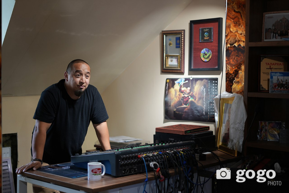 Д.Мөнх-Оргил: Чихээ мялаая гэвэл уран бүтээлийн ЭХ ХУВИЙГ л сонс