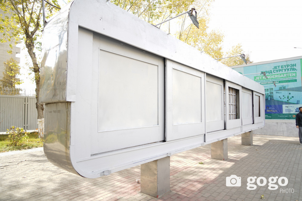 ОХУ ын элчин сайдын яамны гаднах самбар дээр No War гэж бичсэнийг арилгажээ