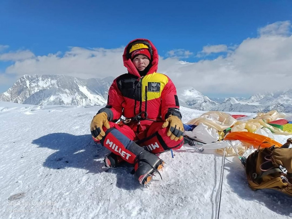 Монгол бүсгүй Б Төгсжаргал Гималайн нурууны 6812м өндөрлөгт орших Амадаблам оргилд гарчээ