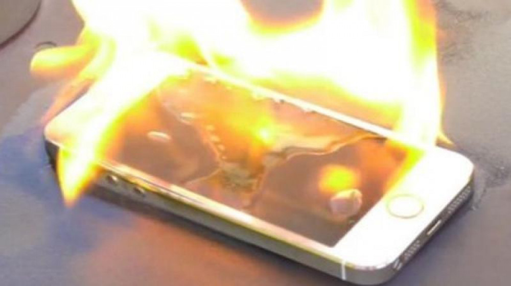 Усанд орж байхдаа гар утсаа цэнэглэсний улмаас тогонд цохиулан амиа алджээ