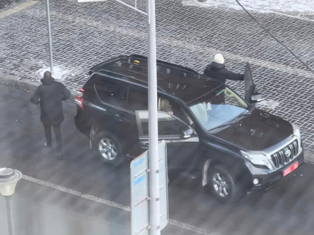 ЦЕГ Урсгал сөрж зогссон дипломат албаны дугаартай автомашины зөрчлийг шалгаж байна