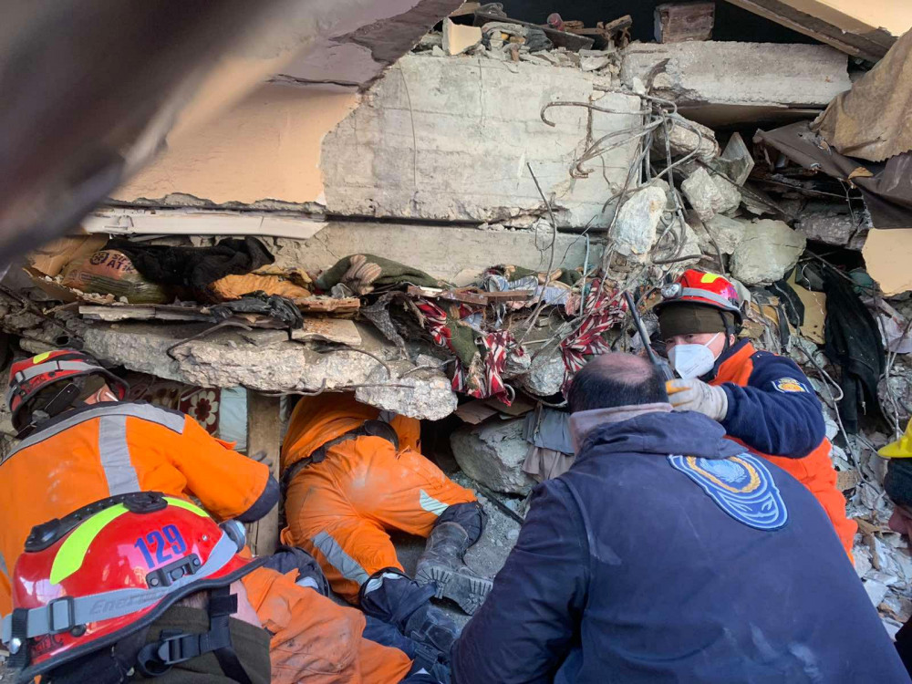 Манай аврагчид нурангинаас найман хүнийг эсэн мэнд гаргаад байна