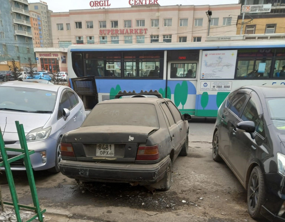 Д Мөнх Эрдэнэ Нийтийн эзэмшлийн зогсоол дээр хаягдсан машинуудыг цэгцэлнэ