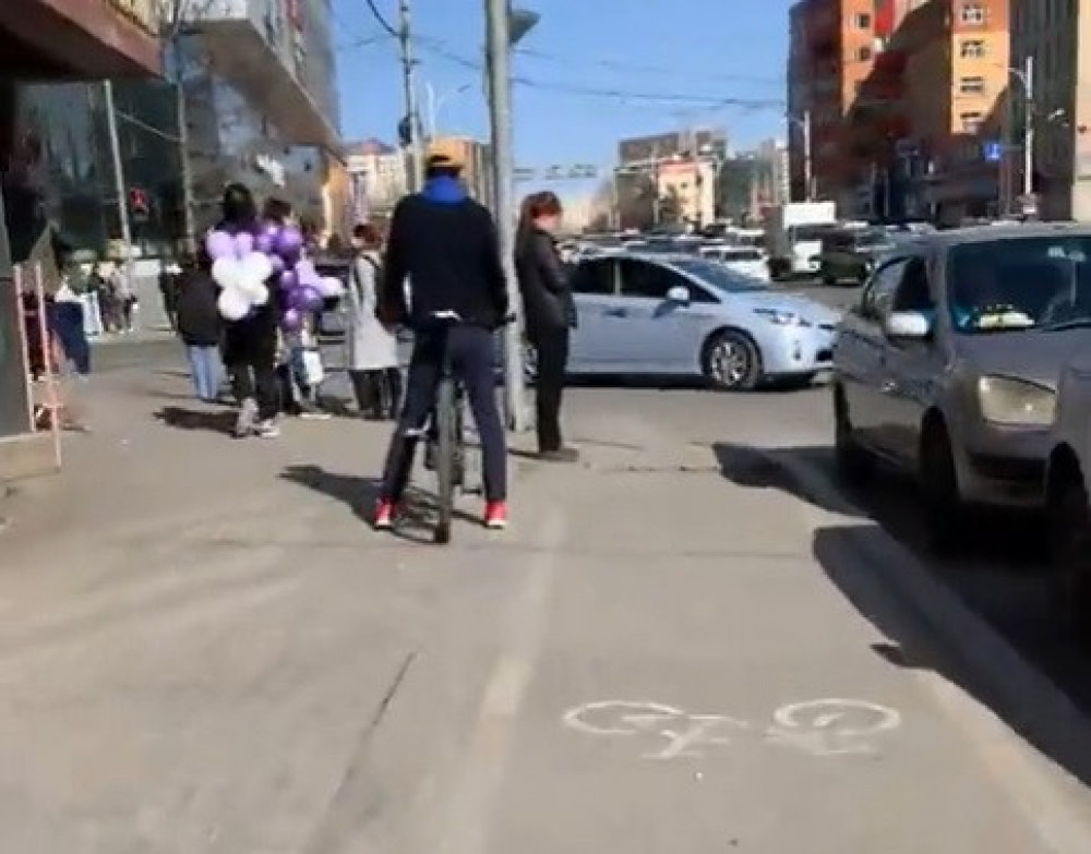 ВИДЕО Хотын ерөнхий менежер дугуйгаар зорчиж явган болон дугуйн замыг