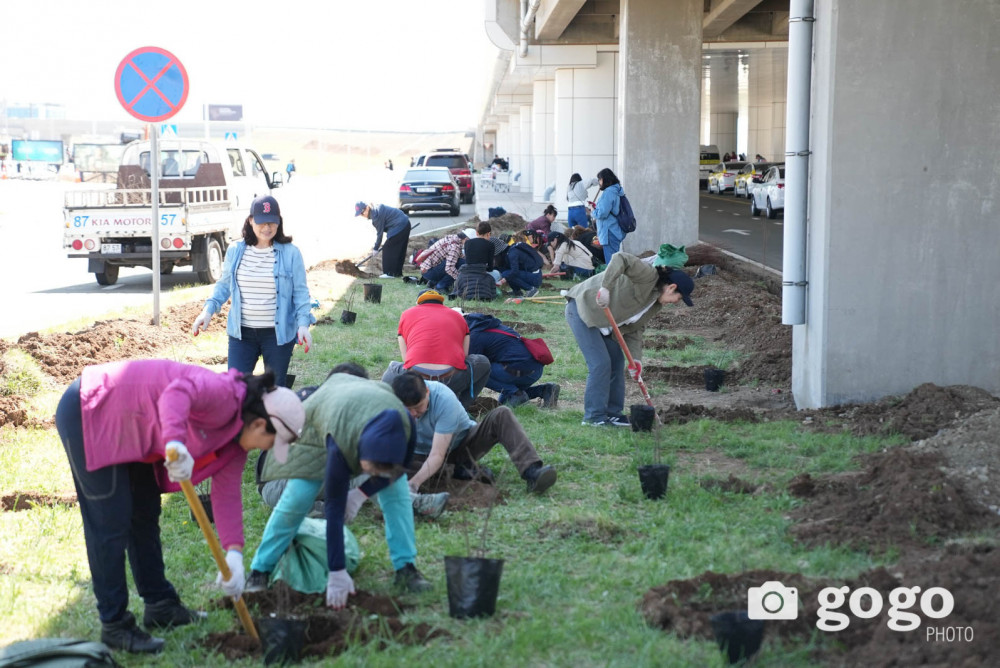 ЖАЙКА гийн Сургалт төгсөгчдийн холбоо шинэ нисэх онгоцны буудалд мод тарилаа