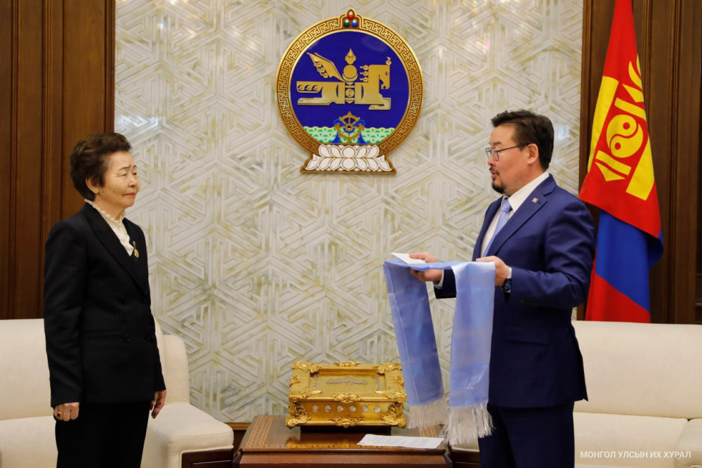 Монгол Улсын төр нийгмийн зүтгэлтэн Д Мөнхөөд хүндэтгэл үзүүллээ