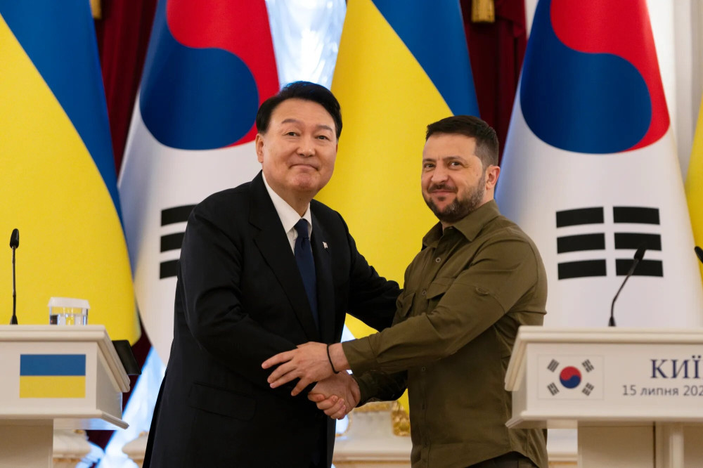 БНСУ ын Ерөнхийлөгч Украинд хийсэн гэнэтийн айлчлалаараа зэвсгийн