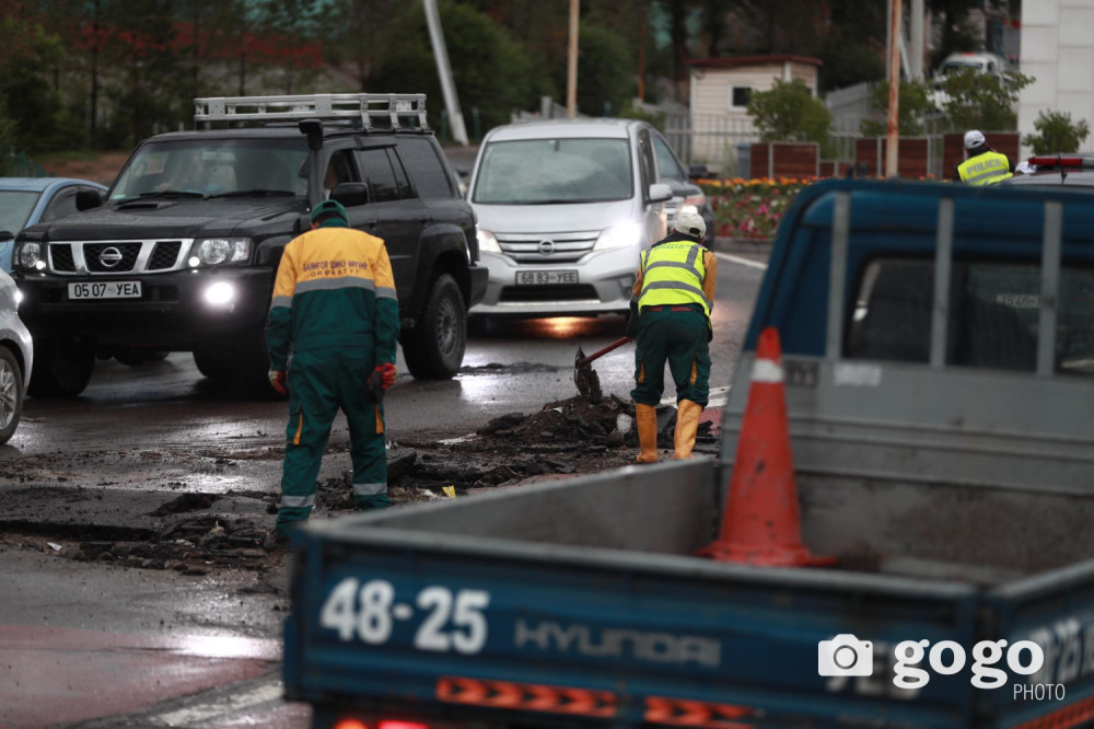 Зургаан дүүргийн 138 гудамж зам талбайд нүхэн эвдрэл үүсжээ