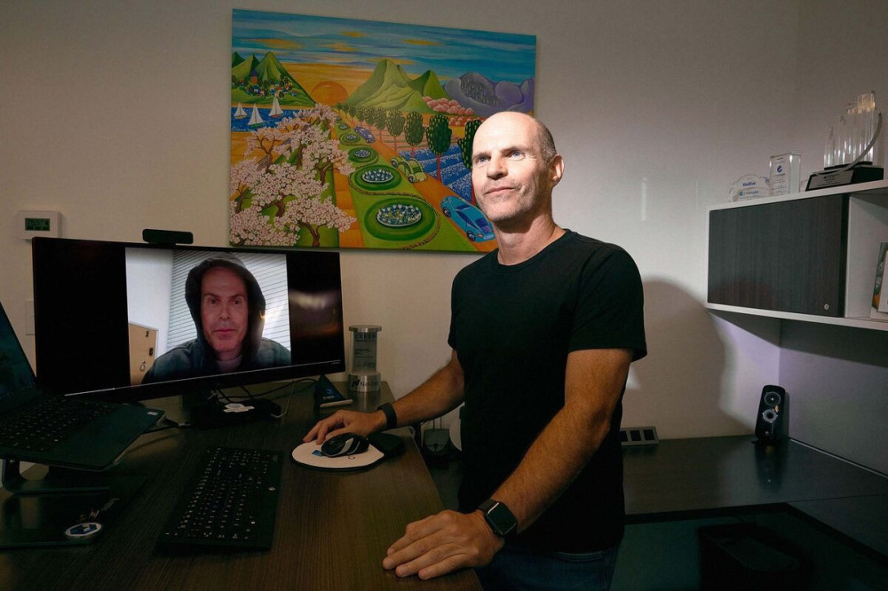 Захирлын тань дүрд хувирч видео дуудлага хийх нь цахим залилагчдын ...