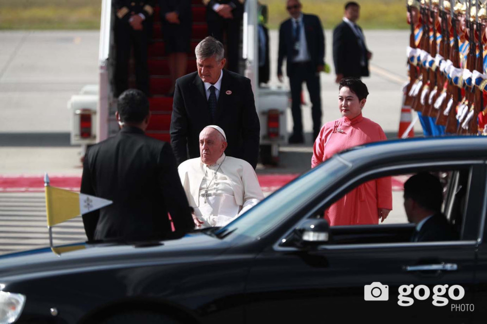 Пап Францис Хятадын дээгүүр нисэн өнгөрөхдөө ард түмэнд нь мэндчилгээ дэвшүүллээ