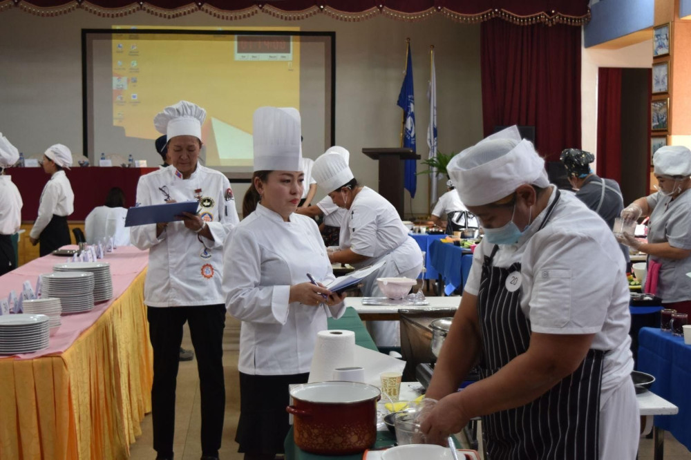 Цэцэрлэг, сургуулийн тогооч нар ур чадвараараа өрсөлджээ