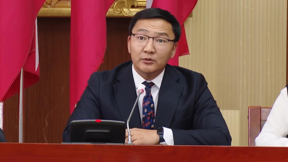 Нэг төрийн албан хаагчийн өрөөнд нэг аймгийн жилийн төсөв байж байдаг