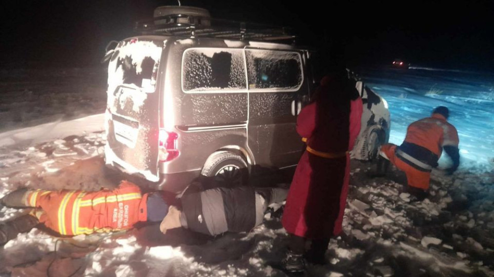 Цасанд суусан 10 хүнтэй хоёр автомашиныг татан гаргажээ