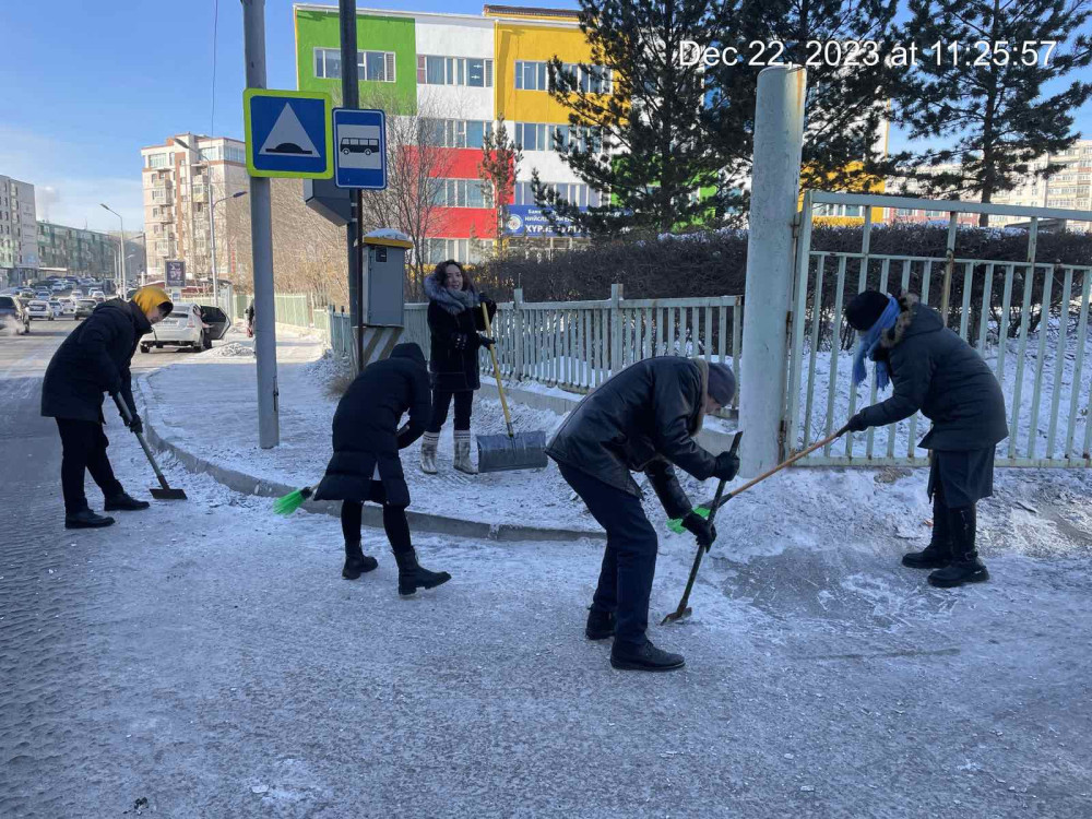 Албан байгууллагууд ойролцоох газрынхаа цасыг цэвэрлэж байна