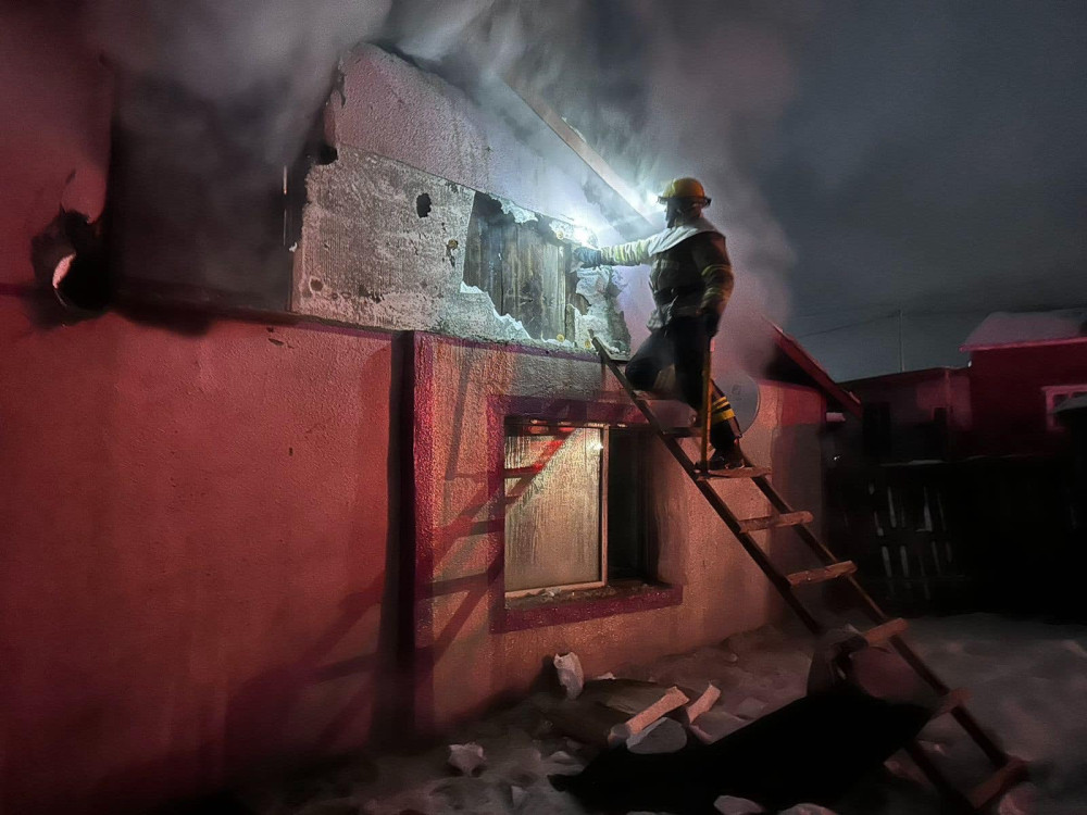 Дээврээсээ шатаж байсан байшингийн галыг унтраажээ