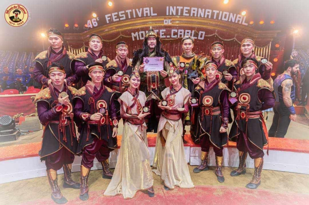 Монте Карло- 46 наадмаас “Трүүп Амараа” хамтлаг “Мөнгөн алиалагч” цом ...