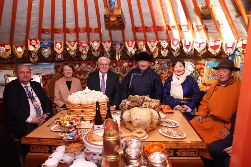 ФОТО ХБНГУ ын Ерөнхийлөгч Ф В Штайнмайэр гэргийн хамт монгол айлд зочлов