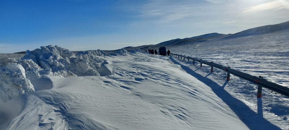 Хээр ганцаараа явсан жолоочийн цасанд суусан машиныг татаж гаргажээ