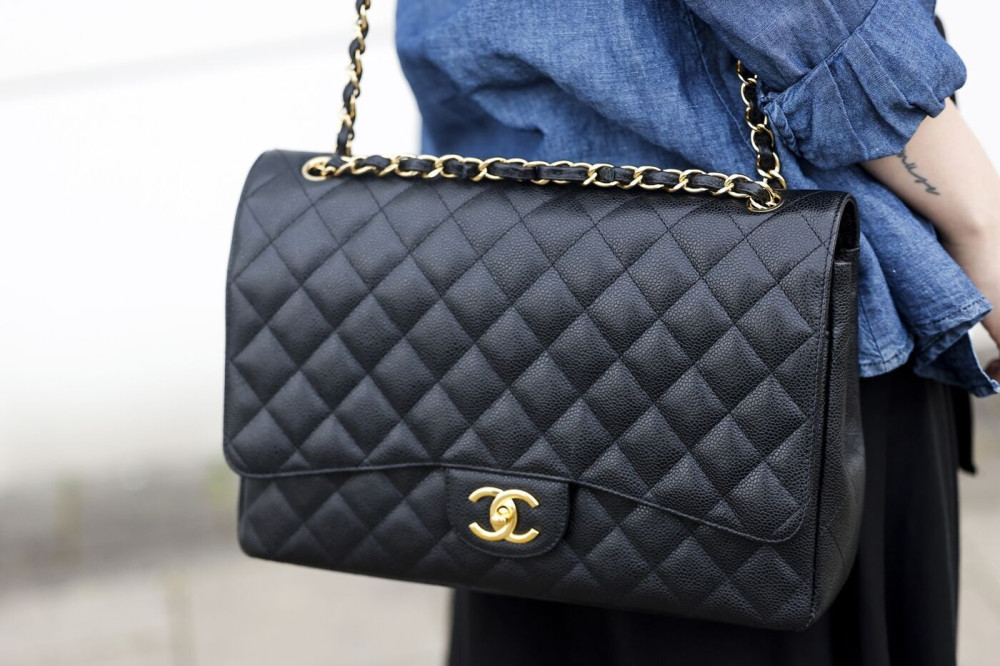 “Chanel”-ийн гар цүнхний үнэ Парист $10 мянга давав