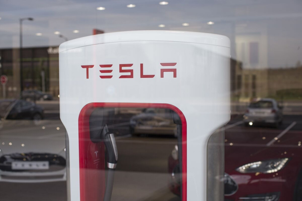 “Tesla” 14,000 гаруй ажилтнаа цомхотгоно