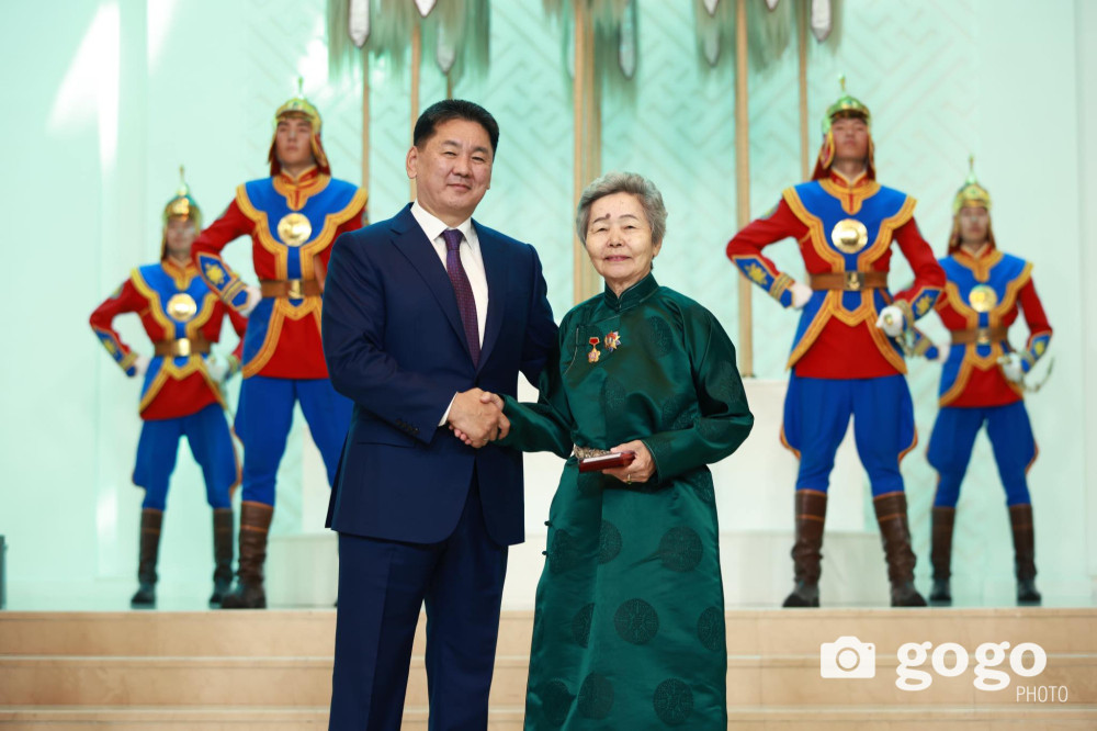 Монголын эмэгтэйчүүдийн холбооны Хүндэт ерөнхийлөгч Д Мөнхөө