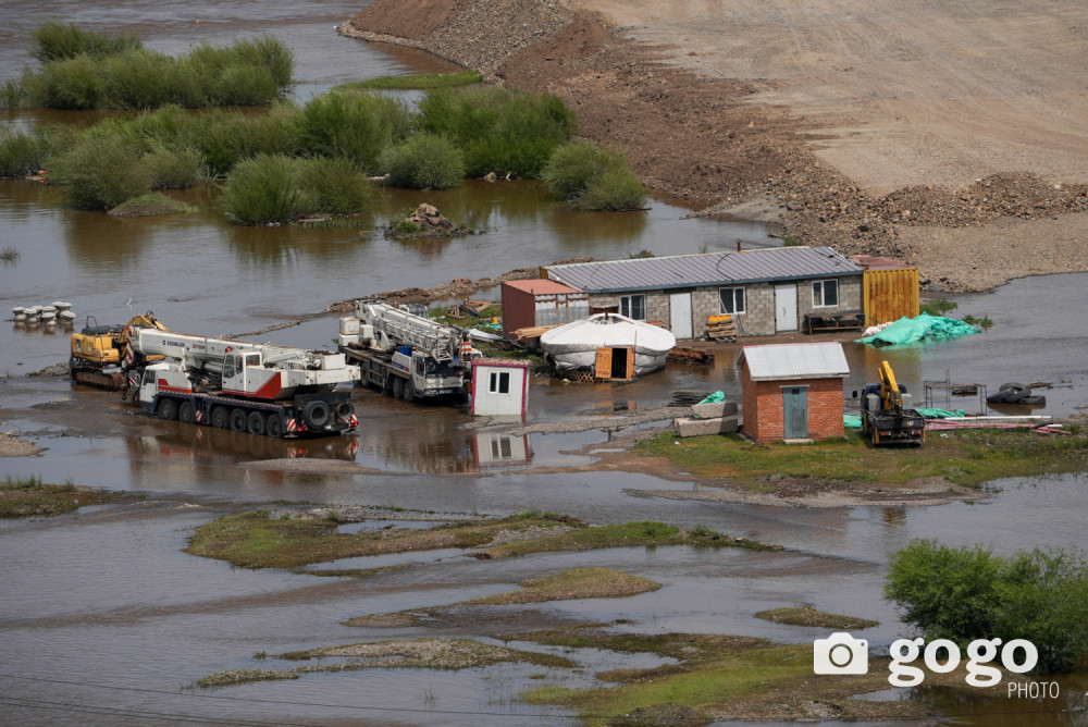 Үер бууж айл өрх усанд автах замын хөдөлгөөн боогдох эрсдэлтэй байна