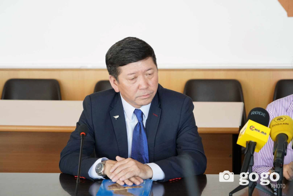 С.Гомбобаатар: Идлэг шонхор хагас нүүдлийн шувуу