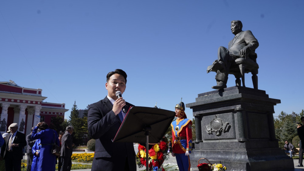 Маршал Ю Цэдэнбалын хөшөөнд цэцэг өргөх ёслол боллоо