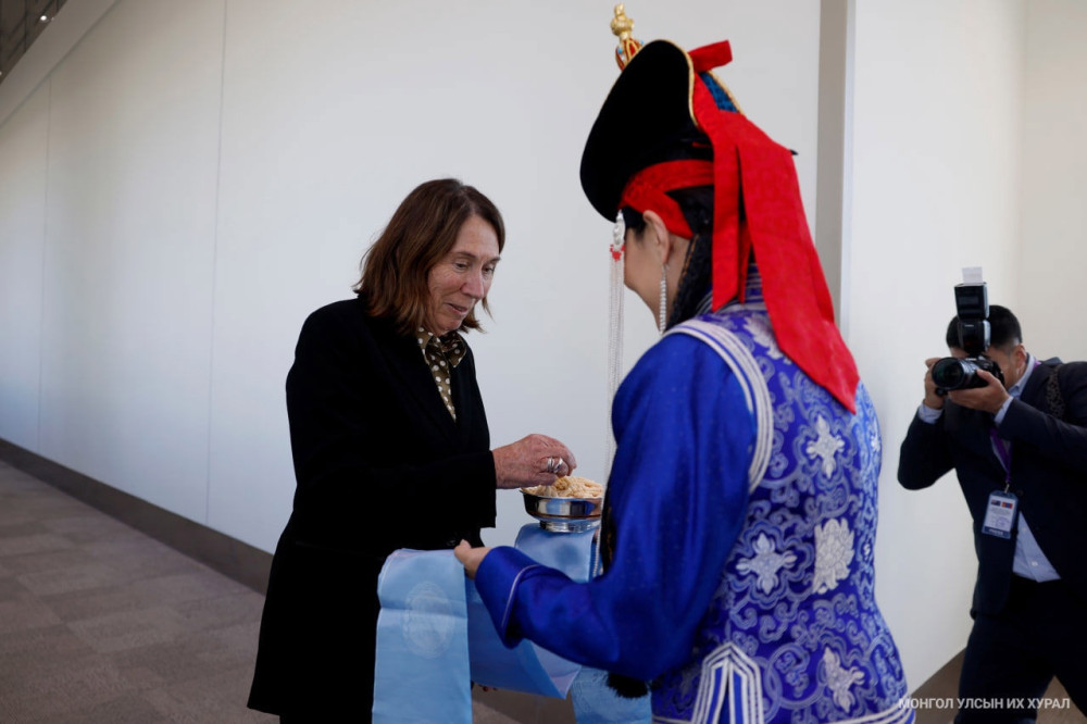 Австралийн Парламентын Сенатын танхимын Ерөнхийлөгч Сюзан Лаянс Монголд ирлээ