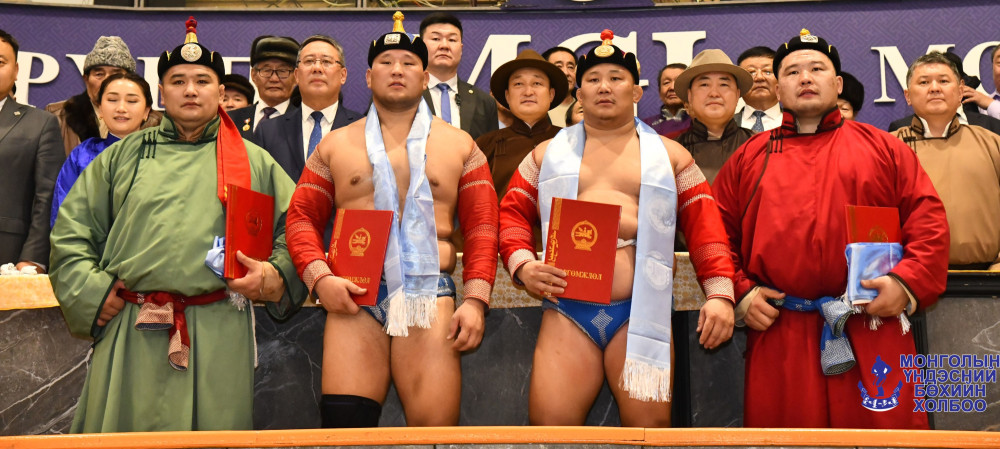 Үндсэн хуулийн өдөрт зориулсан бөхийн барилдаанд дархан аварга Н Батсуурь түрүүллээ