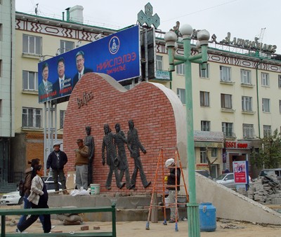 Домогт "Битлз"-ийн хөшөө Цэрэндоржийн гудамжинд босч байна